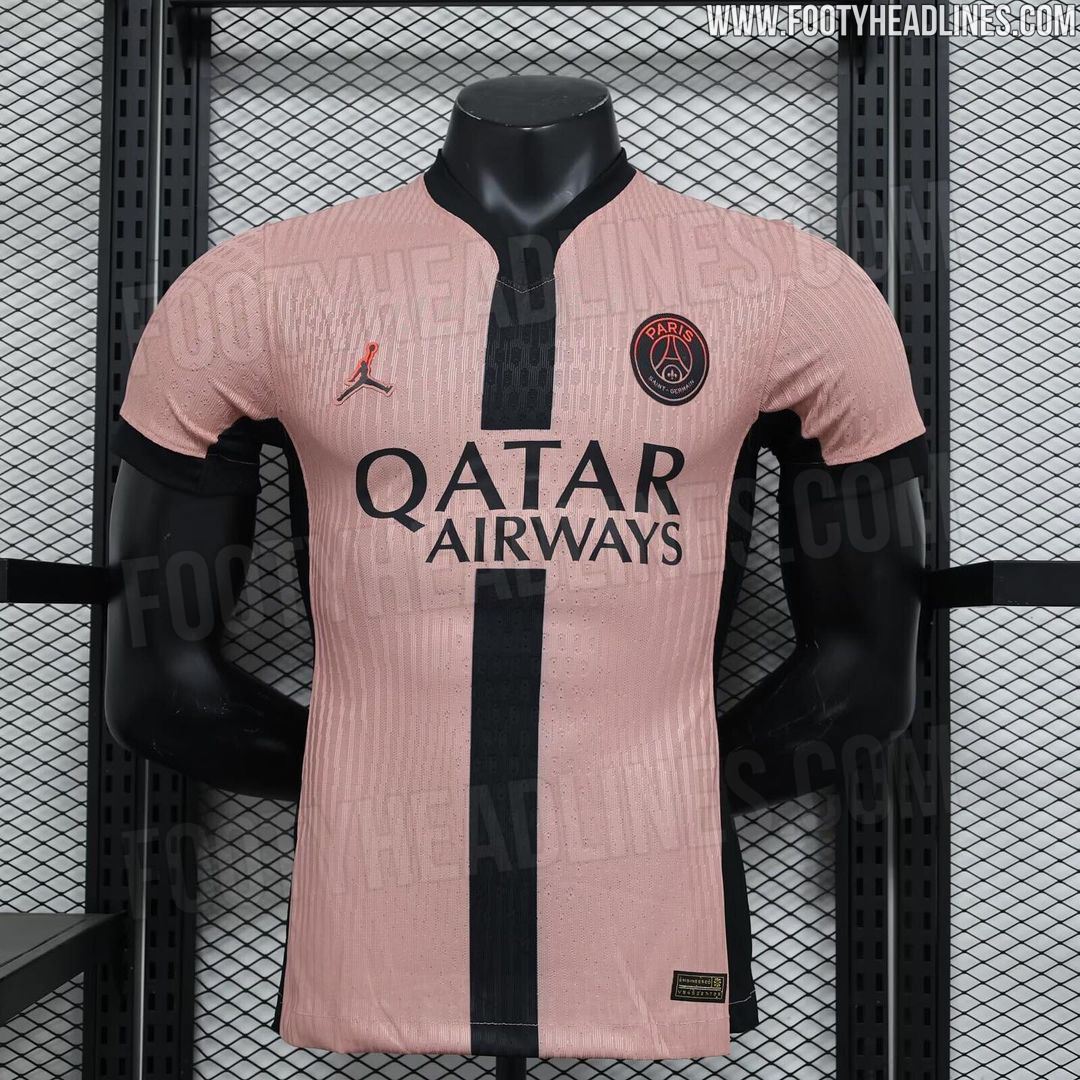 Nouvelles images du 3e maillot du PSG pour la saison 2024-25